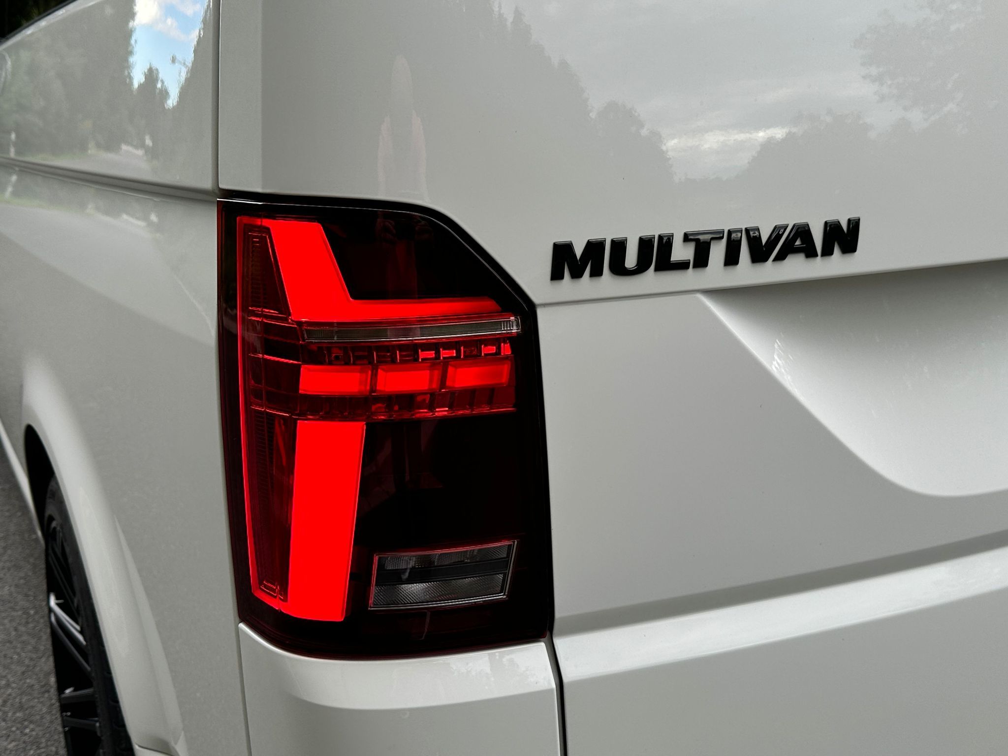 Voll LED Lightbar Design Rückleuchten für VW T6.1 19-23 rot/rauch mit ...