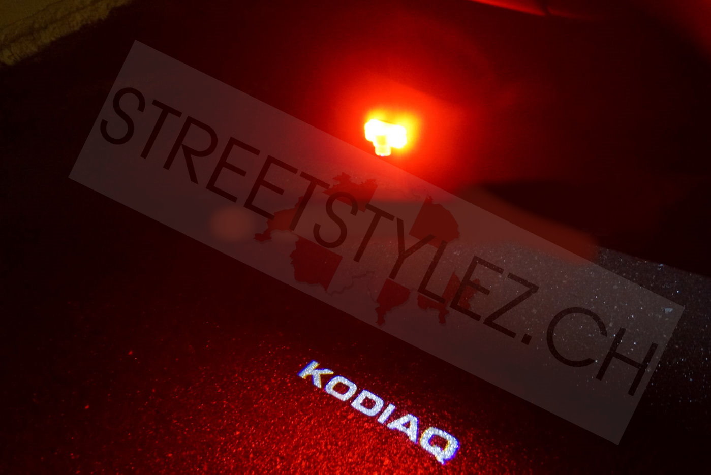 Skoda Kodiaq LED EINSTIEGSBELEUCHTUNG MIT SCHRIFTZUG ROT - StreetStylez ...